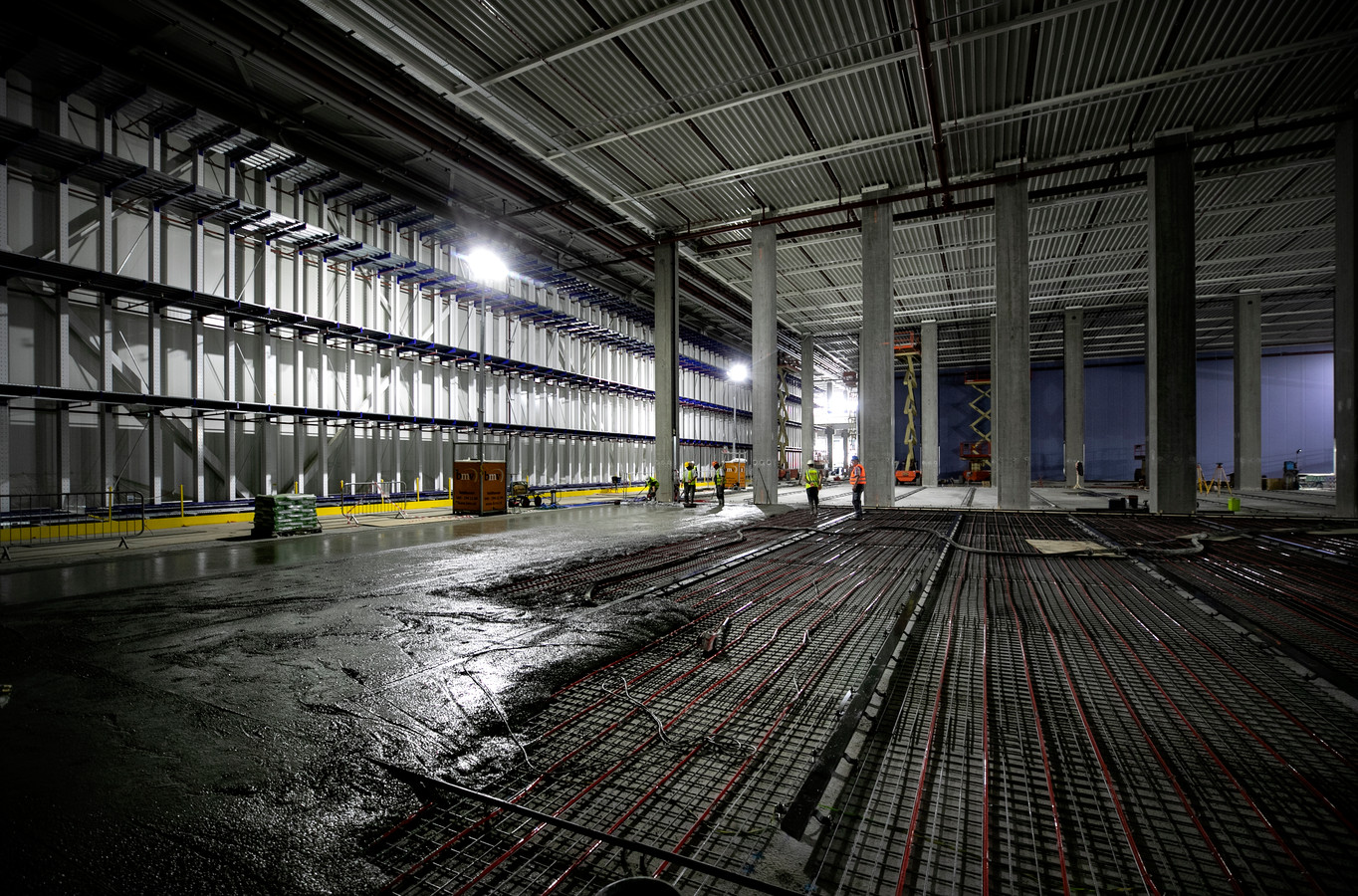 ASML complex in Veldhoven is Eiffeltoren aan staal en drie zwembaden ...