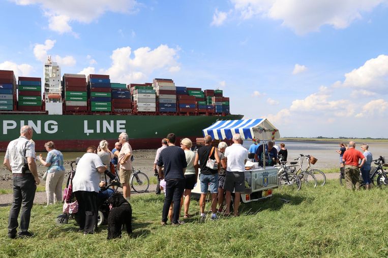 Kijklustigen hinderen hulpdiensten bij berging vastgelopen containerschip