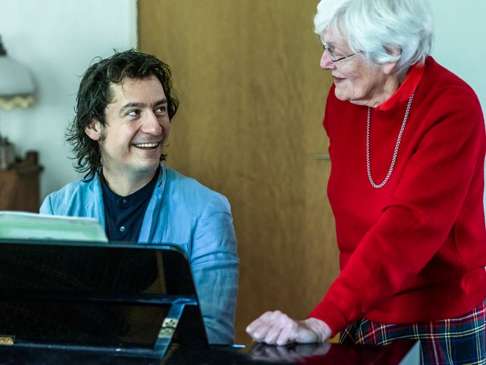 Hoe een Bilthovense pianist met een ludieke campagne megapopulair werd ...