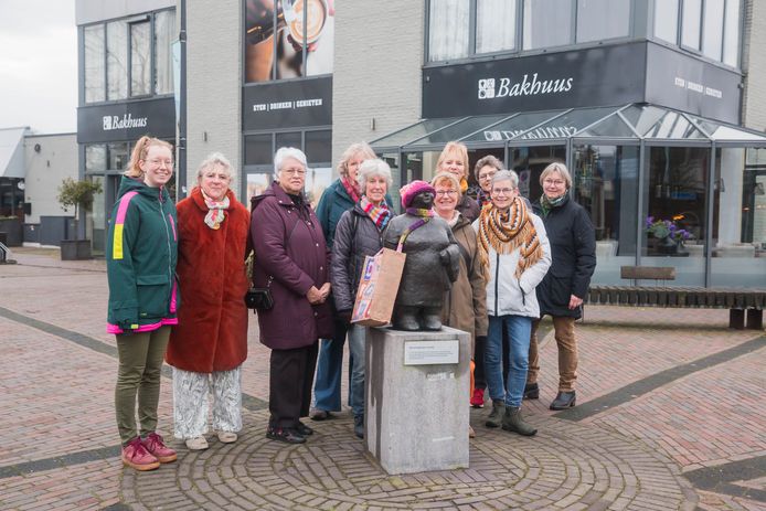 Breicafé Olst geeft kunstwerken een kleurrijk accent: ‘Breien ...