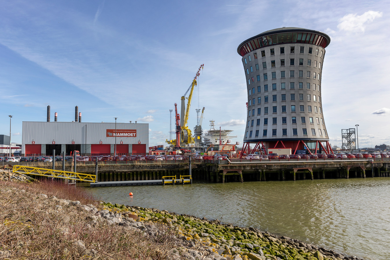 Mammoet, de berger van de gezonken duikboot de Koersk, gaat in de ...
