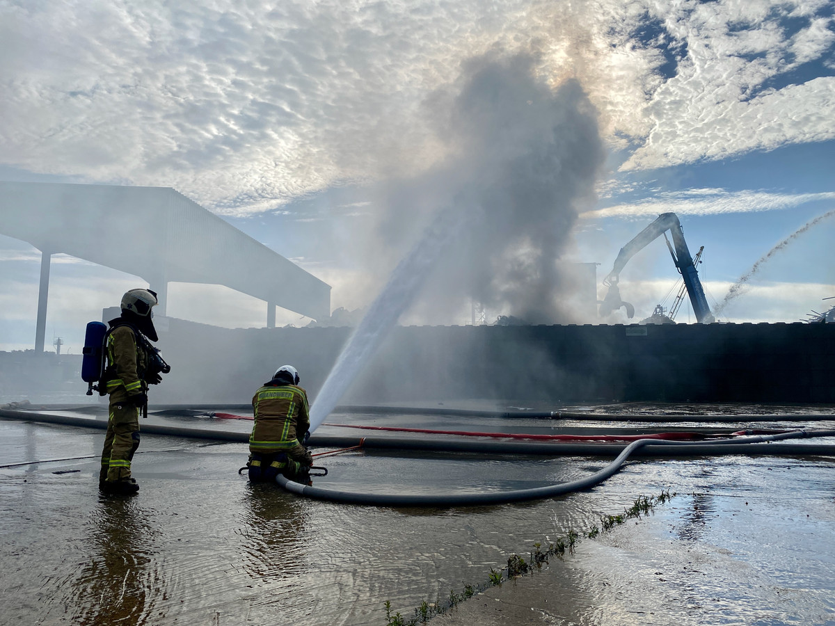Rookpluim na brand in Willebroeks recyclagebedrijf tot in Nederland ...