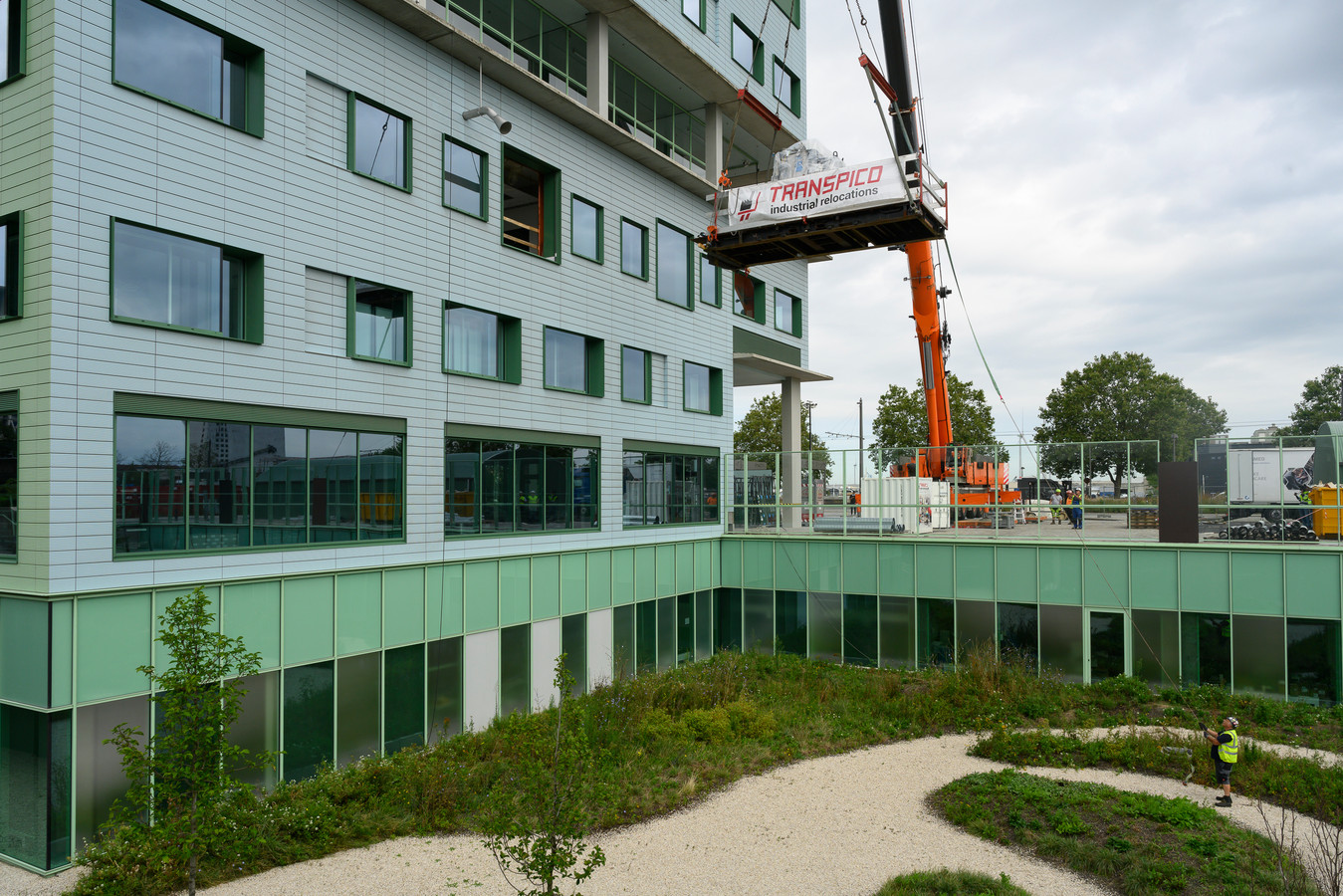 MRI-scanner van 6 ton wordt geleverd door raam van ZNA Cadix | Foto ...