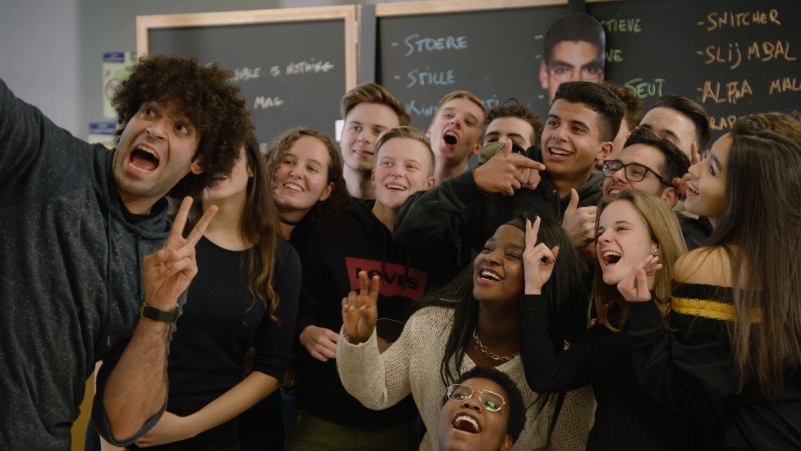 Adil El Arbi vecht tegen vooroordelen en discriminatie in 'De klas ...