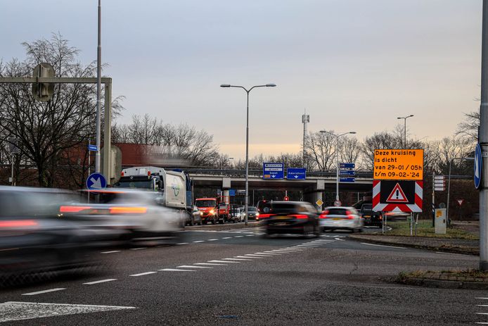 Druk kruispunt Doornseweg en Leusderweg (N227) tien dagen afgesloten: verkeerslichten vervangen ...