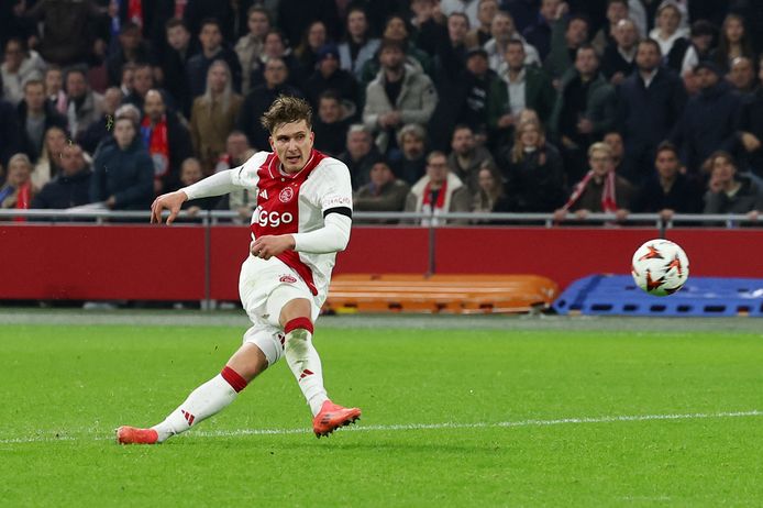 Ajax beloont Mika Godts en breekt contract toptalent open: ‘Hij timmert ...