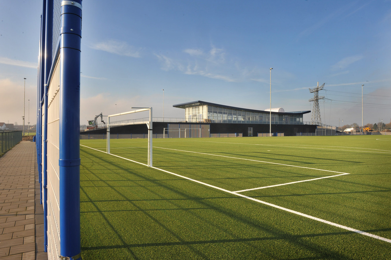 Te weinig velden, overvolle kleedkamers: voetbalclubs Nijmegen-Noord in ...
