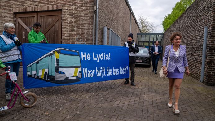 “Hé Lydia, waar blijft die bus?”: minister Peeters krijgt bezoek van ...