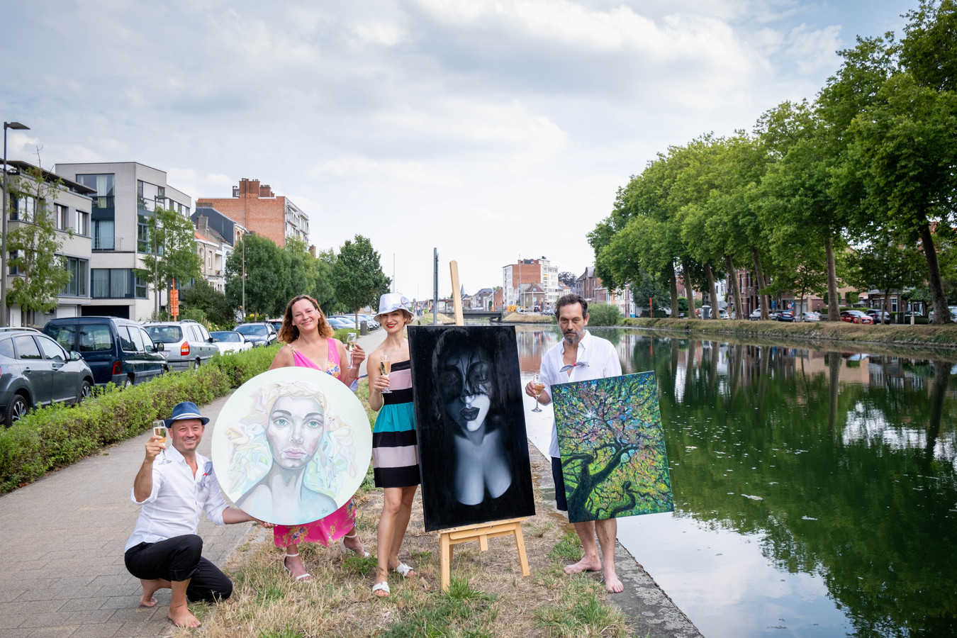 Kunstenaars houden unieke vernissage aan het water: “Met verrassing ...