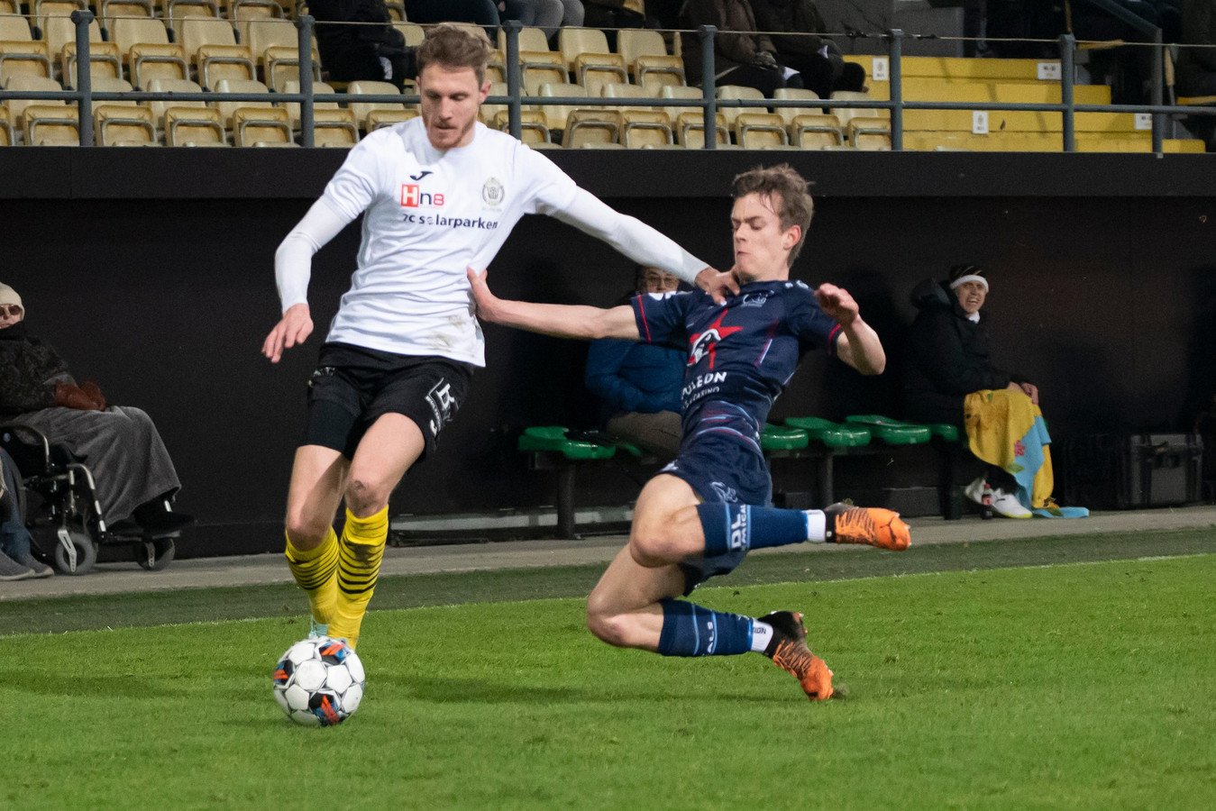 Lokeren-Temse en jarige Gil Van Moerzeke vegen de vloer aan met Jong ... Lokeren-Temse en jarige Gil Van Moerzeke vegen de vloer aan met Jong ...