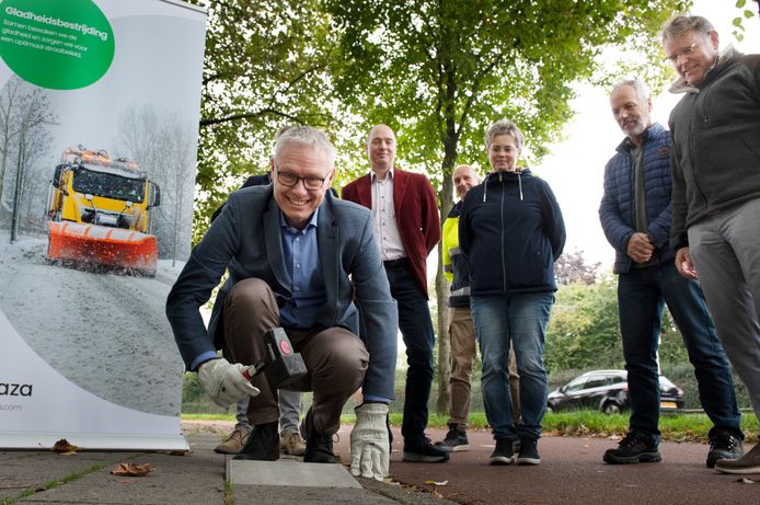 ‘Slimme tegel’ in de stoep vertelt gladheidsbestrijders of ze moeten ...