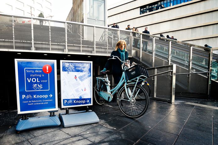 Fietsers met krat geweigerd bij fietsenstalling Utrecht Centraal ...
