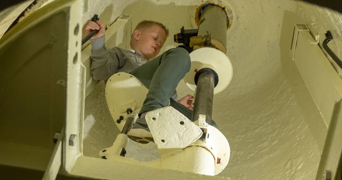 Kijken door een oude periscoop van een Duitse bunker in Vlissingen ...
