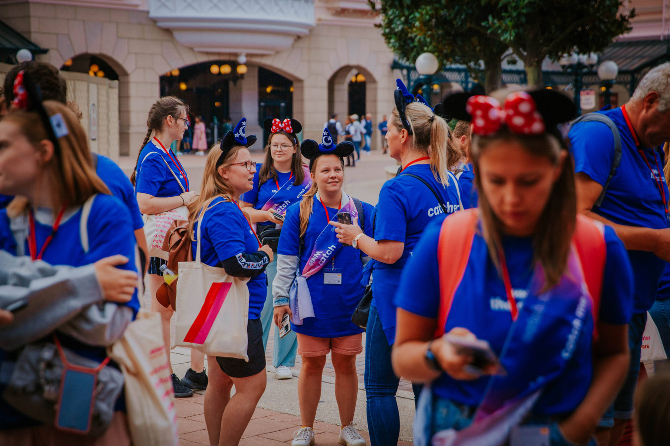 IN BEELD. MNM-dj's spelen reuzenversie van verstoppertje in Disneyland ...