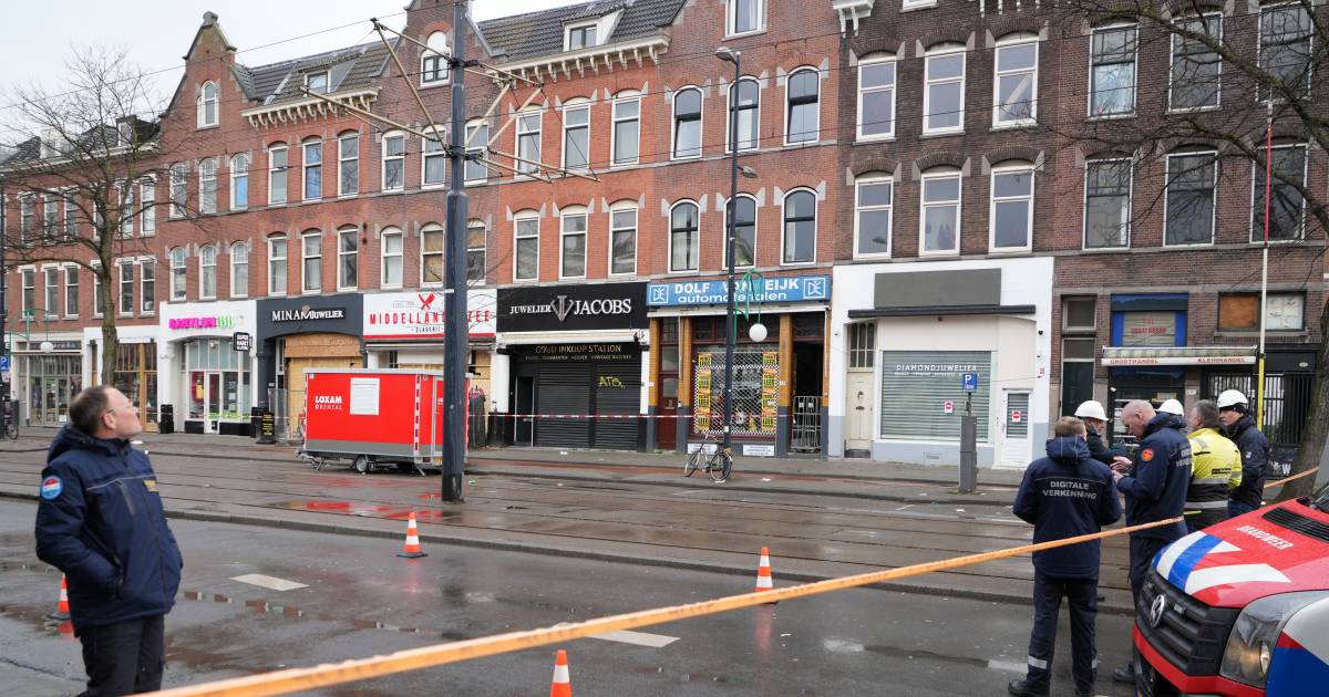 Hoe kan het dat deze vier panden in Rotterdam op instorten staan ...