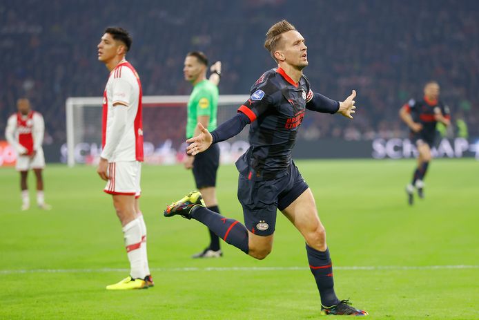 PSV gooit titelstrijd weer helemaal open na verhitte topper tegen Ajax ...