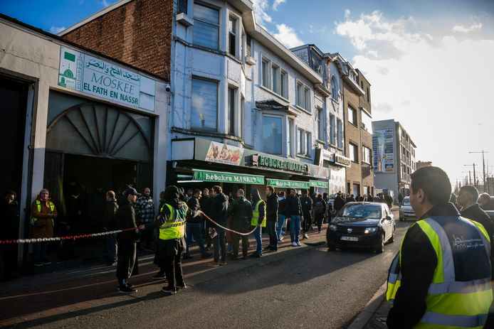 1.200 mensen houden wake voor vermoorde Firdaous in grote moskee op het ...