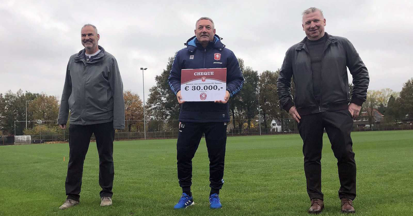 Vriendenkring FC Twente biedt Ron Jans 30.000 euro voor coronatesten ...