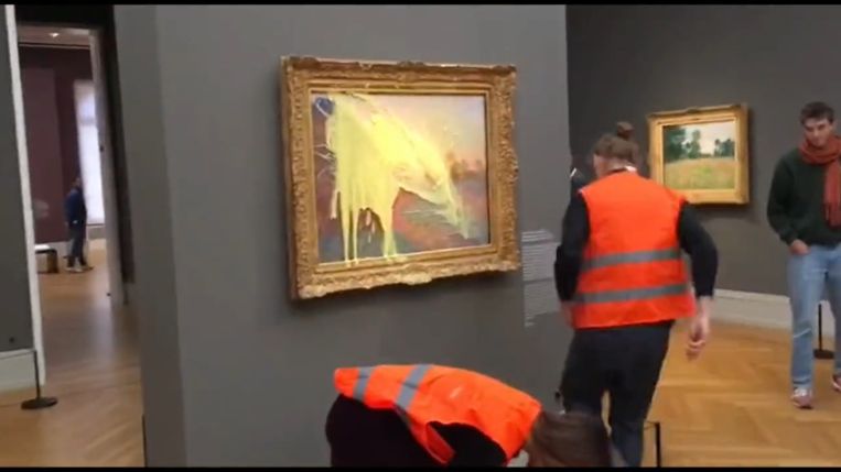 Klimaatactivisten gooien aardappelpuree naar schilderij van Monet