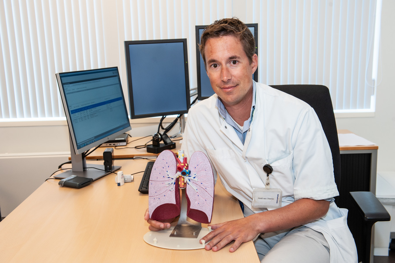 Naar het ziekenhuis toe en de dokter een hand geven, dat is verleden ...