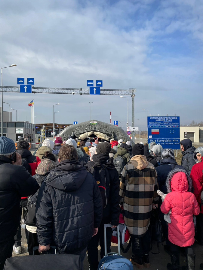 Aan de grens: sommige kinderen huilen en soms hebben ze nog energie om ...