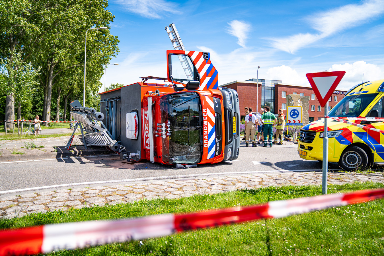 Gewonde naar ziekenhuis na gekantelde brandweerwagen op rotonde | Foto ... Gewonde naar ziekenhuis na gekantelde brandweerwagen op rotonde | Foto ...