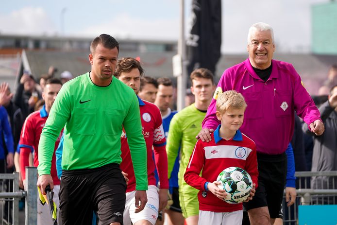 Na ruim 850 profwedstrijden fluit Roelof Luinge (67) vrolijk verder bij ...