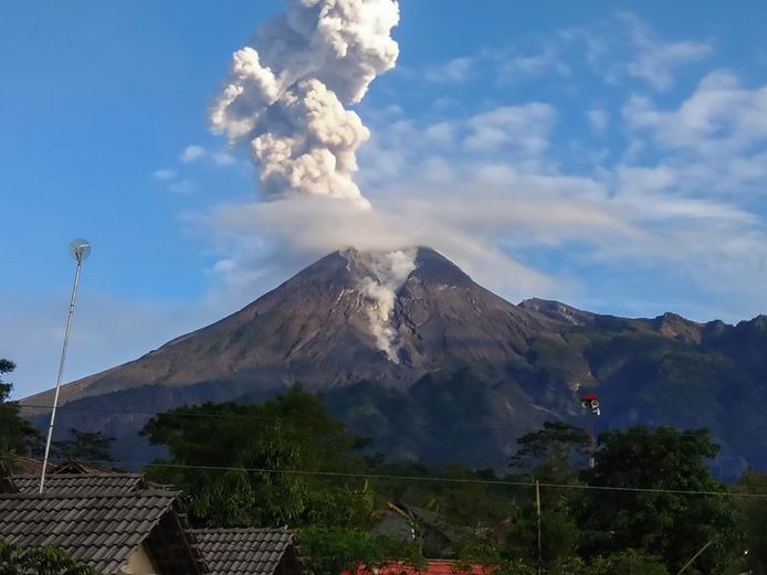 Gevaarlijke Merapi-vulkaan op eiland Java spuwt as zowat een kilometer ...