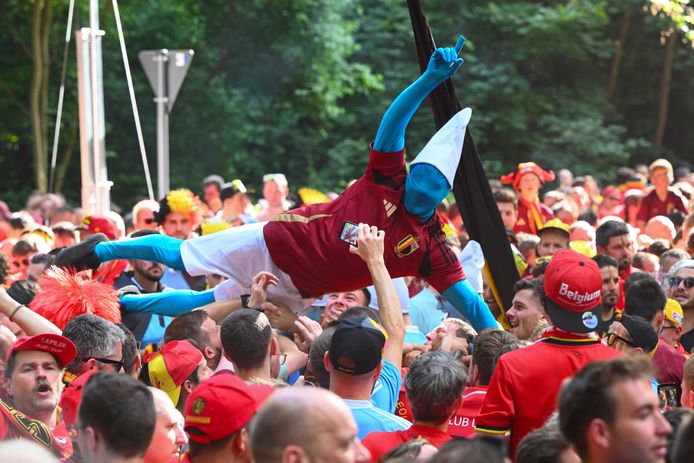 Une impressionnante marée rouge: les images des supporters belges dans ...