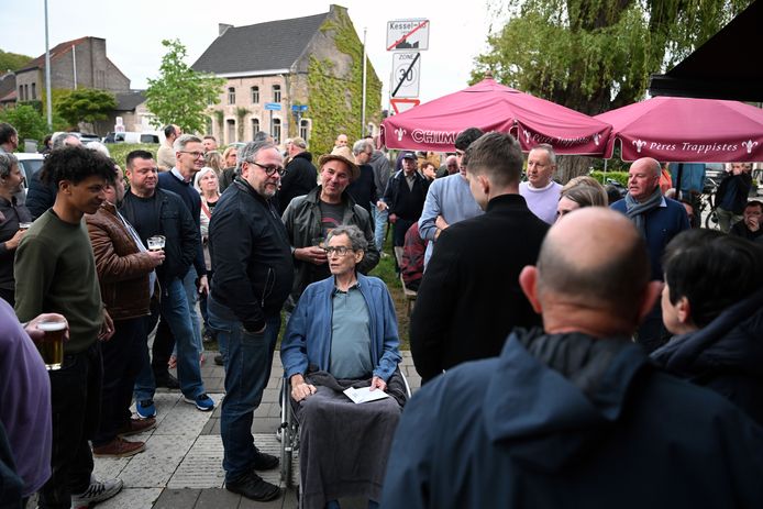 Veel aanwezigen op afscheidsdrink voor terminale cafébaas Eric (58 ...