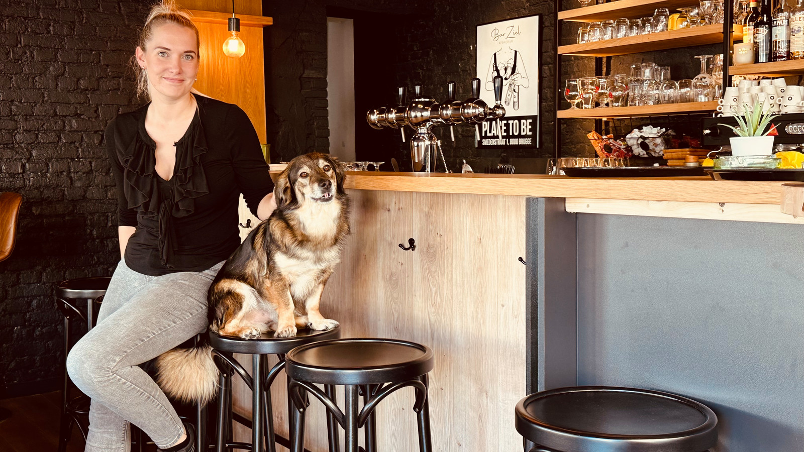 Lisa (29) en hond Harry openen op hoek van 't Zand en Smedenstraat ...