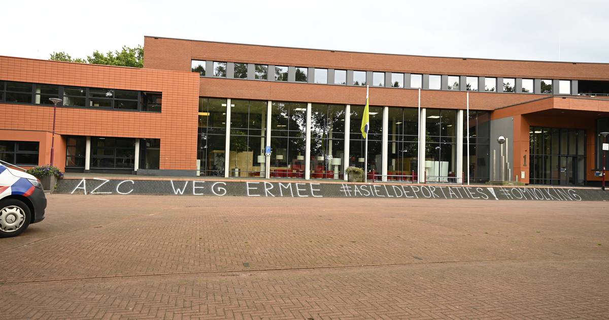 Leuzen tegen AZC op muur gemeentehuis in Vriezenveen gespoten ...