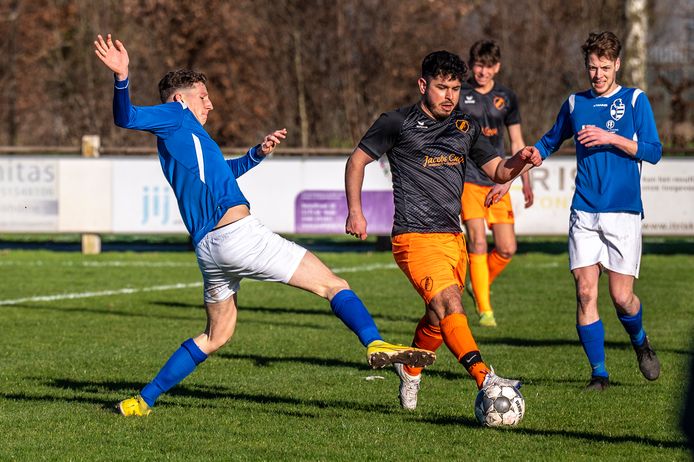 Bij voetbalclub SIOL trappen ze niet meer af om half drie | Land van ...