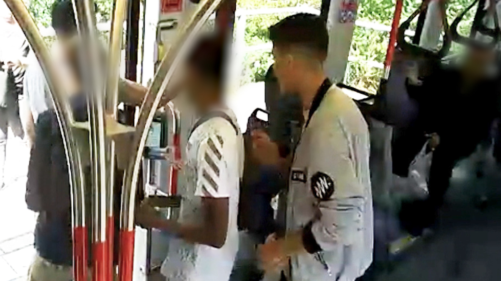 Beelden gedeeld van heftige mishandeling in tram: jonge verdachten ...
