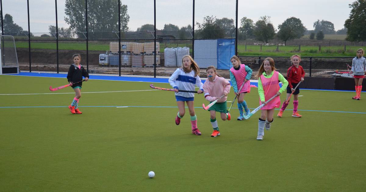 Meisjes leren kennismaken met hockey tijdens Girls Only-event bij ...