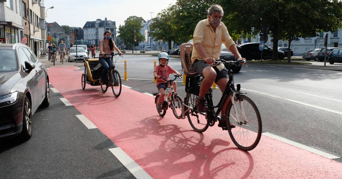 Fietsersbond viert omvorming van rijweg tot fietsstrook: “Ook aan ...