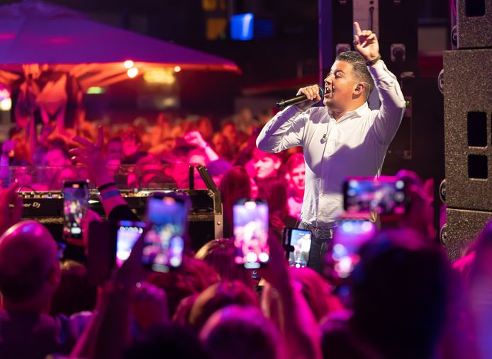 Deze artiest zette met het lied ‘Engelbewaarder’ half Hengelo op z'n ...