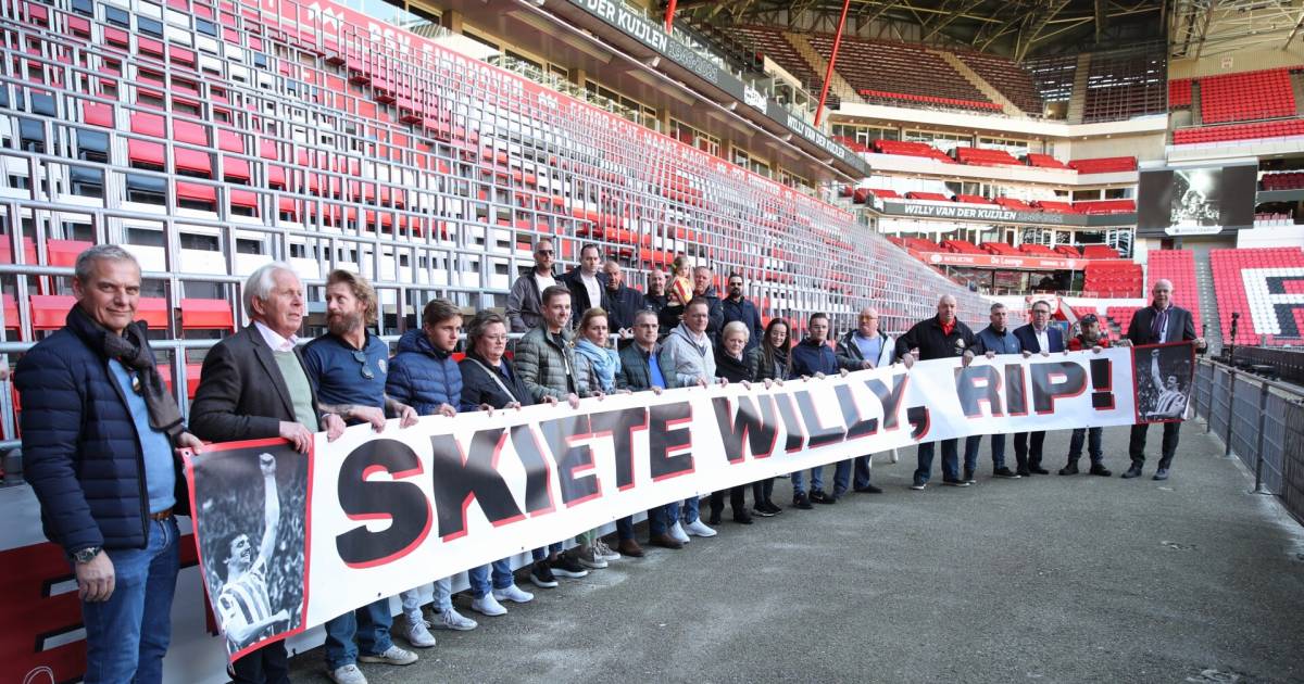 PSV Fans United eert Willy van der Kuijlen in het Philips Stadion en ...