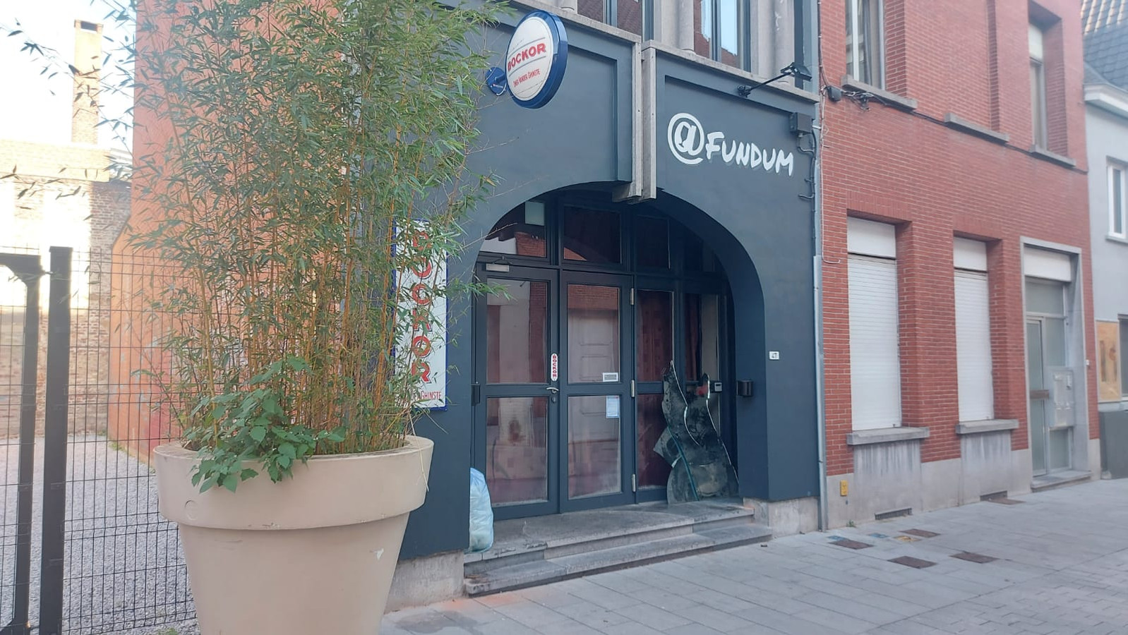 Sun (35) en Evelyn (41) openen alternatief rockcafé @Fundum: “Uniek in ...