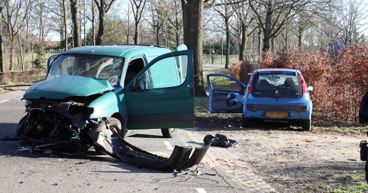 Drie gewonden bij frontale botsing tussen twee auto’s in Erp | Meierijstad | ed.nl