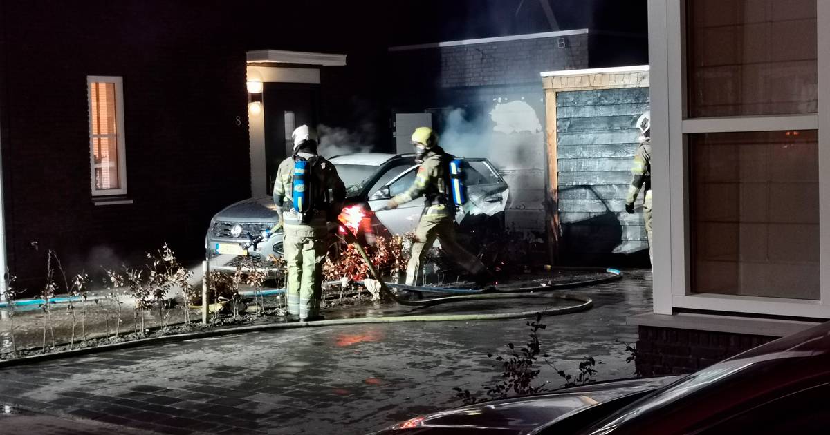 Auto in brand op oprit woning Veenendaal, ook veel schade aan ...