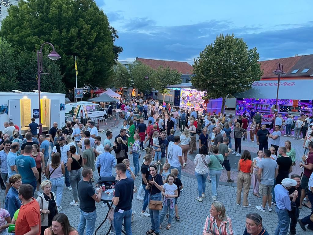 Duizenden bezoekers proeven van hapjes en tapjes in Nevele: “De mooiste ...