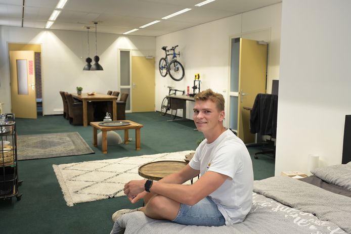 Stijn (24) woont in een oud gemeentehuis en ontdekt kelder: ‘Zou ...
