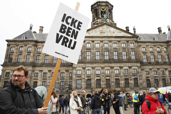 Politie grijpt in bij verboden ‘complot’-demonstratie op de Dam ...