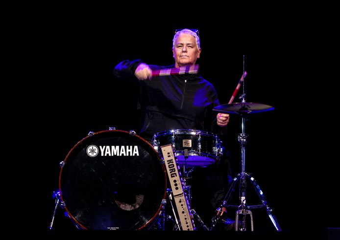 Drummer Renee (62) stopt na 35 jaar bij coverband Betty Blue en gaat ...