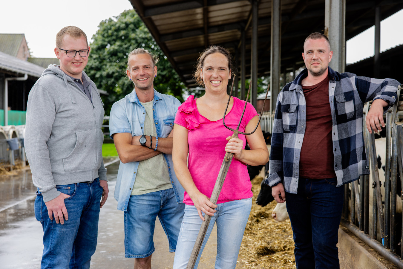 Verlegen boer Niels bloeit open en twee onverwachte gasten duiken op ...
