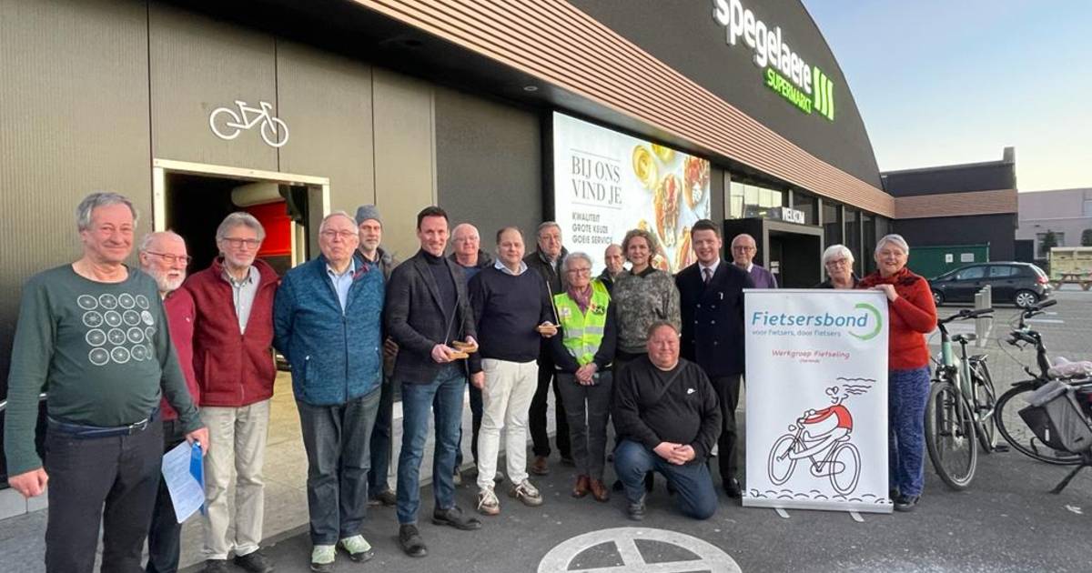 Fietseling zet supermarkt Spegelaere in de bloemetjes voor ...