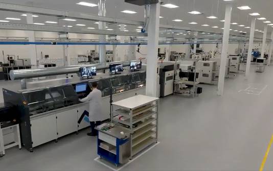 Máxima opent vanuit werkkamer Amerikaanse vestiging van Prodrive in Son ...