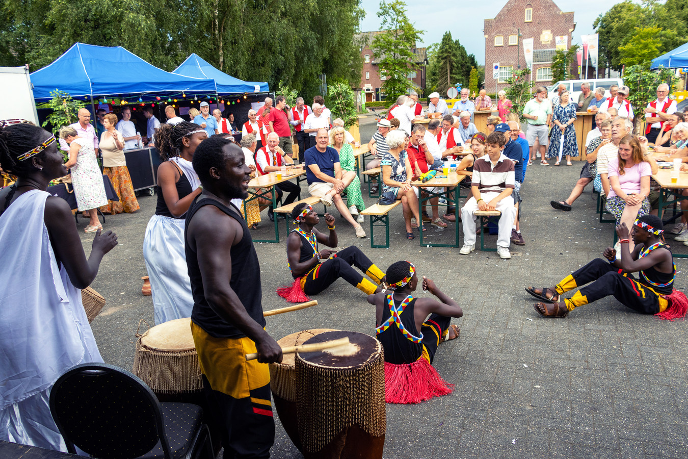 Afrikaanse sferen op Marktplein in Chaam | Foto | hln.be