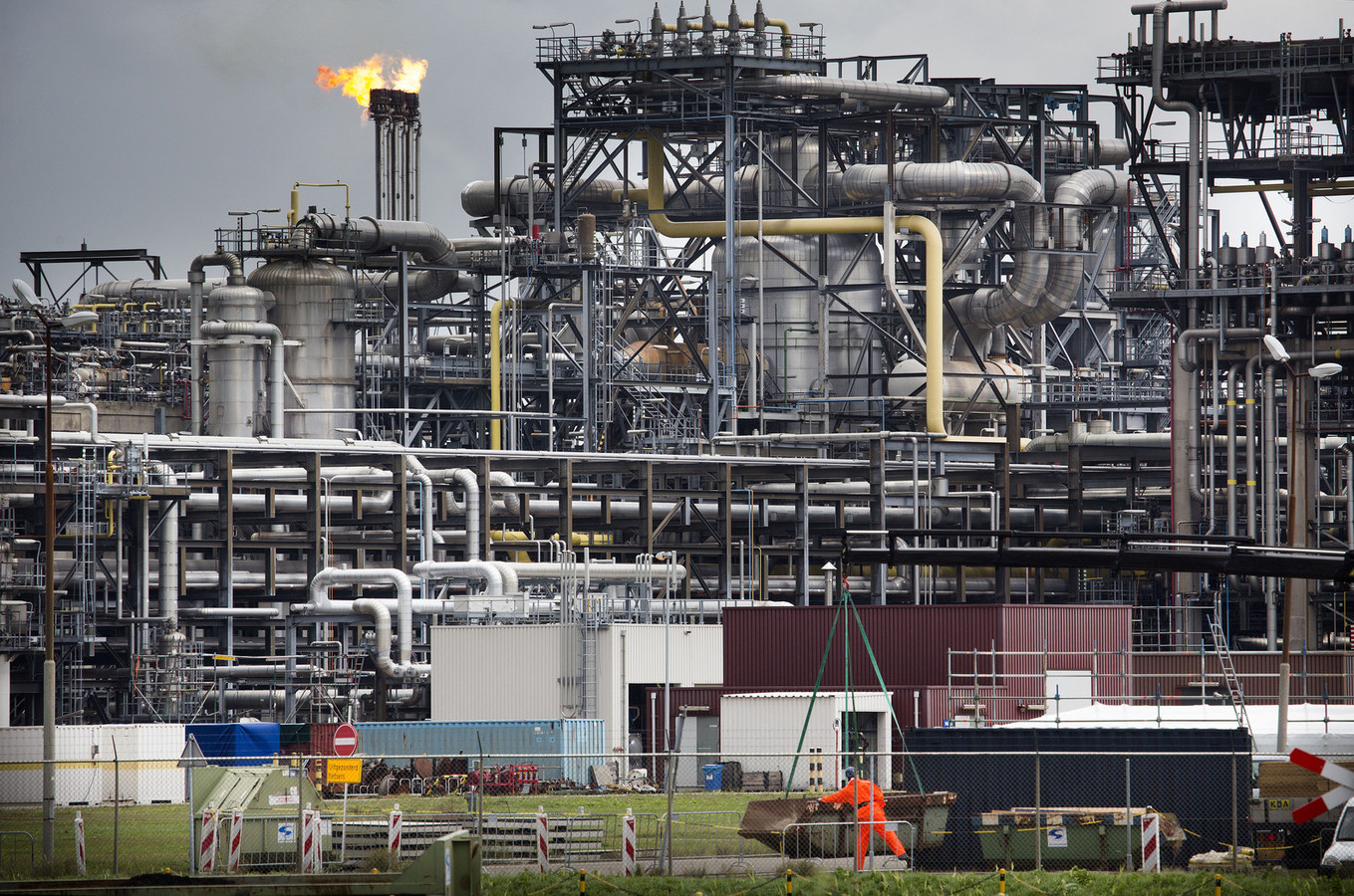 Burgemeester schrikt van conclusies veiligheid Shell | Foto | AD.nl